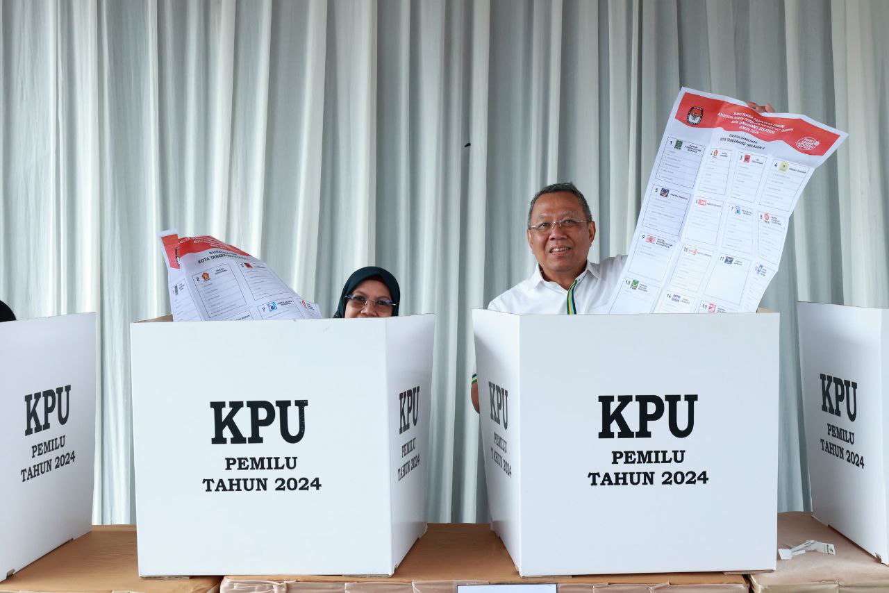 Gunakan Hak Pilihnya, Wali Kota Benyamin Lakukan Pencoblosan di TPS 19 ...